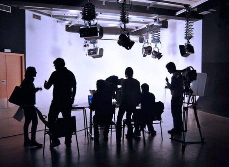 Meritorio de producción: un puesto todoterreno - Treintaycinco mm